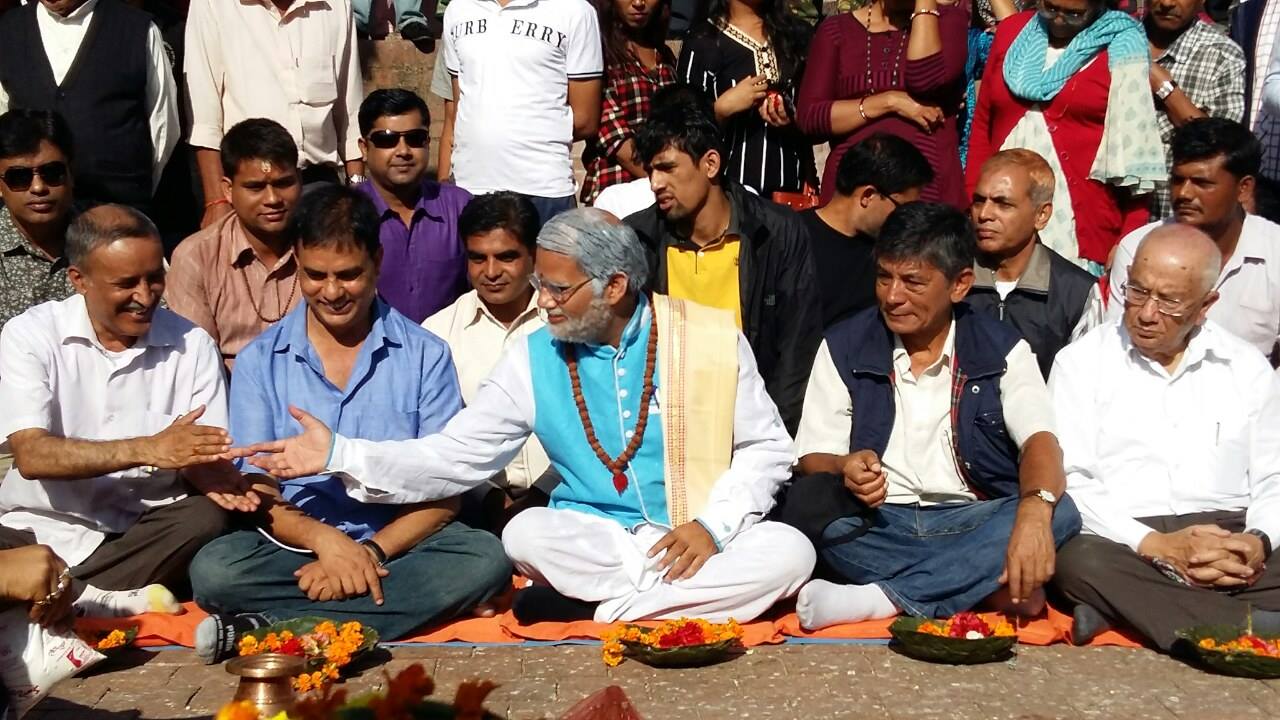 Modi impersonator performs puja Modi impersonator performs puja
