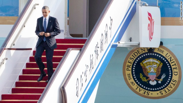 Obama arrives in Manila for APEC summait, bilateral meetings