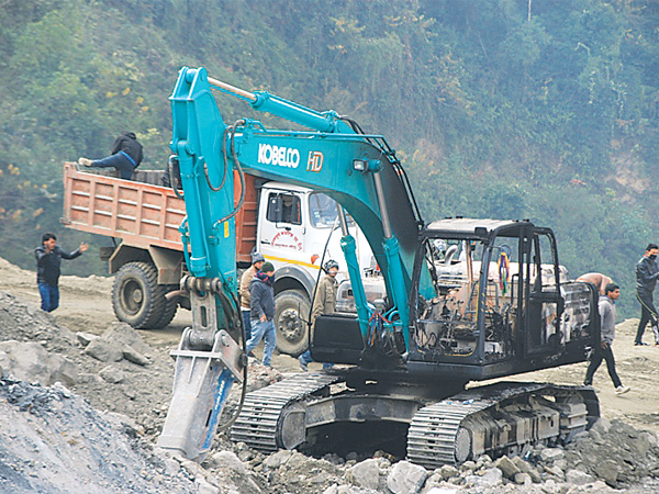 Mining co’s machines set on fire