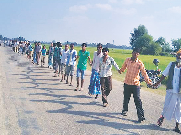 Thousands form human chain on Hulaki Road