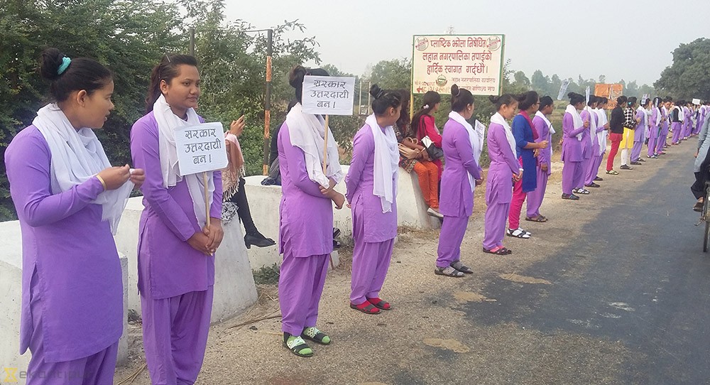 Siraha locals form human chain to support Madhes agitaion