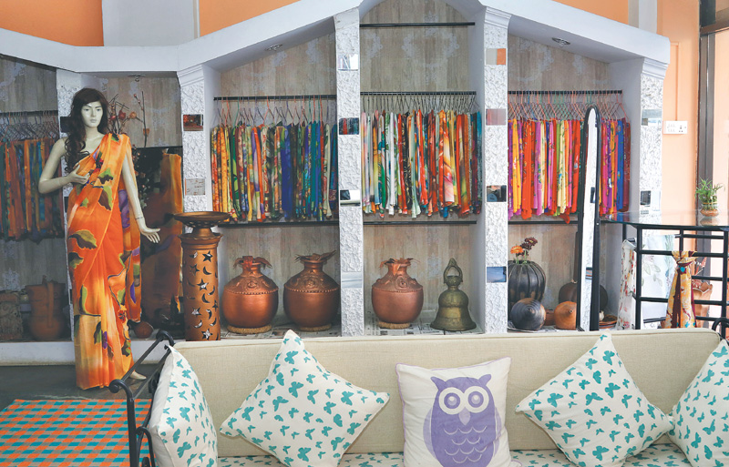 Silk art gains popularity as home decorations