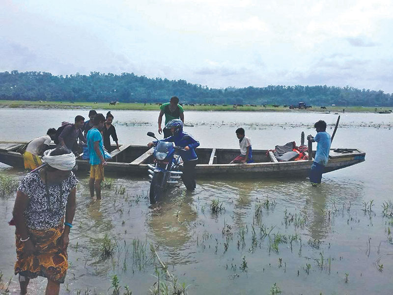 Mahamai folk risk lives daily to cross Mai river on boats