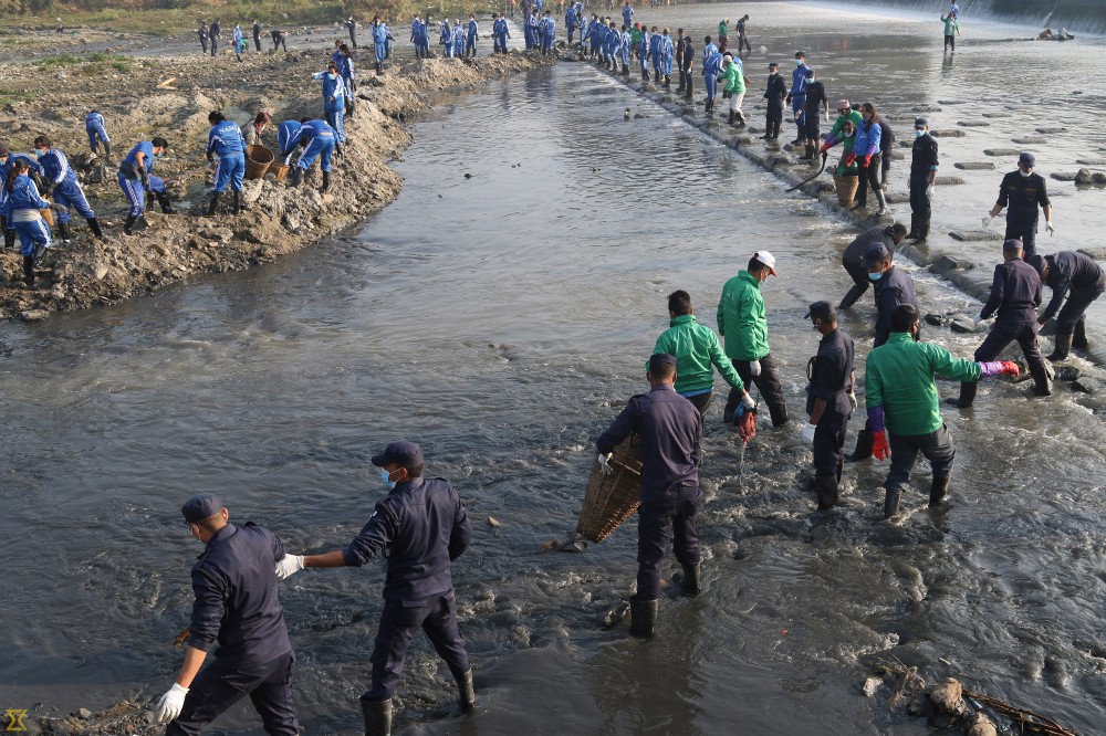 10 tonnes of solid waste extracted from rivers