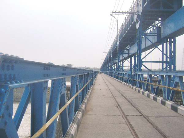 Vehicular movement halted at Banbasa Bridge in Nepal-India border