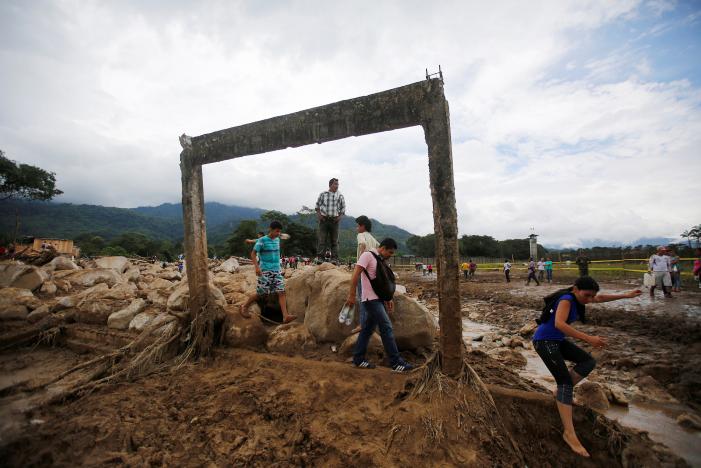 Rescuers, locals dig for Colombia flood victims, 254 die