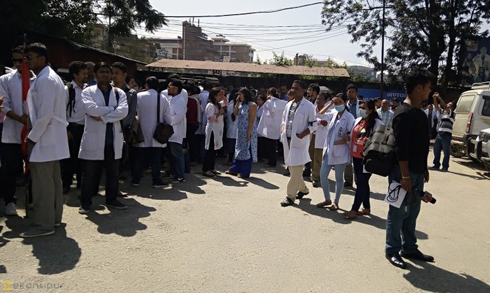 Agitating docs picket Health Ministry