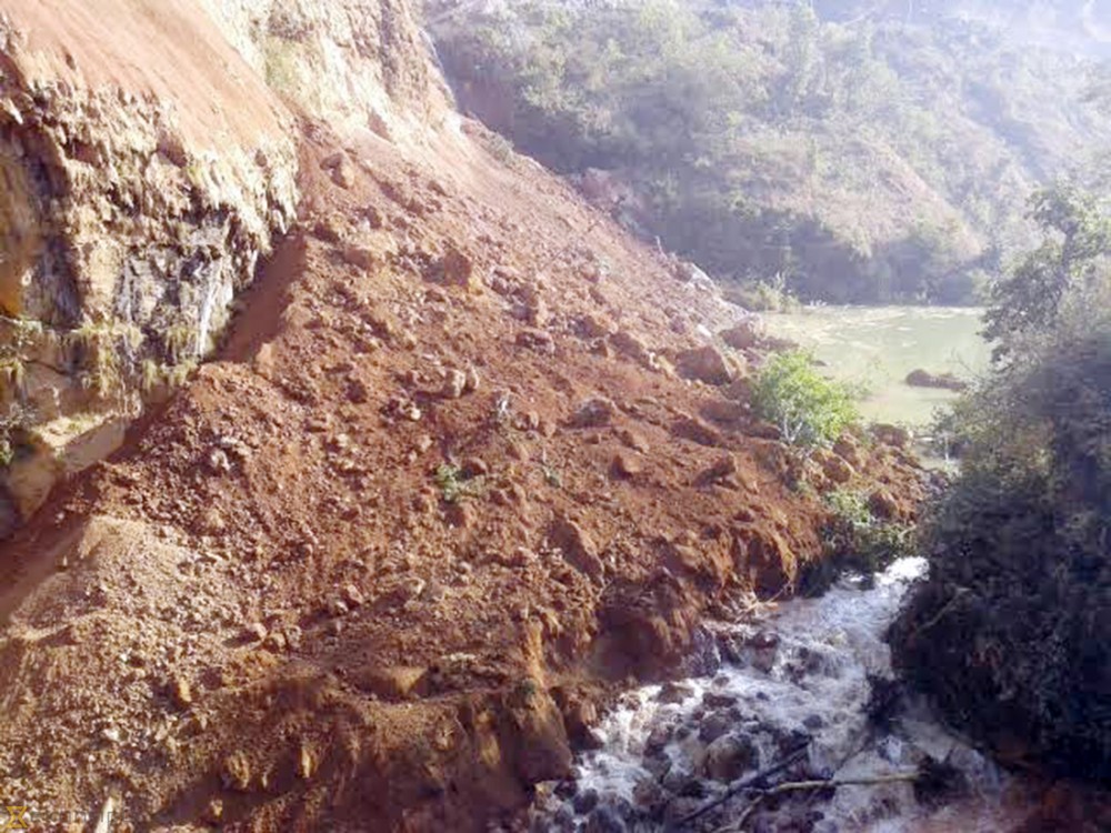 Dry landslide blocks Daram River in Baglung