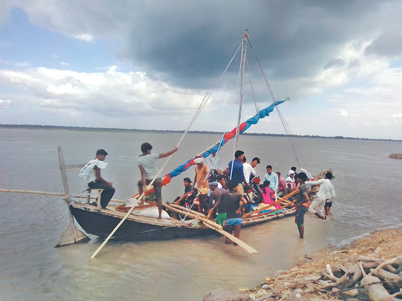 Susta locals take risky boat ride to enter India