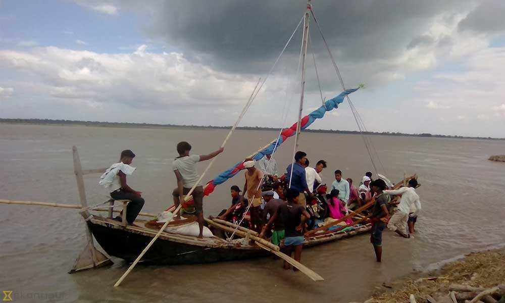 Susta folks take risky boat ride to avoid Indian security check
