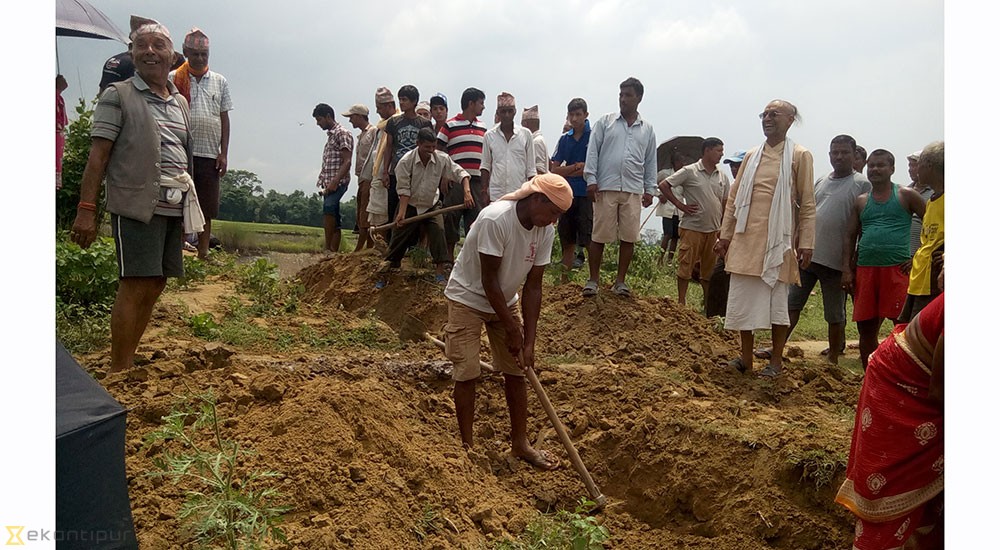 Susta locals try to break Gandak Canal to extricate floodwaters from ...