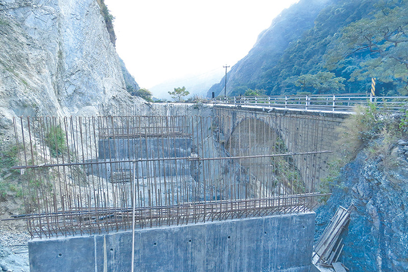 Narrow bridges cause traffic bottlenecks on Muglin road