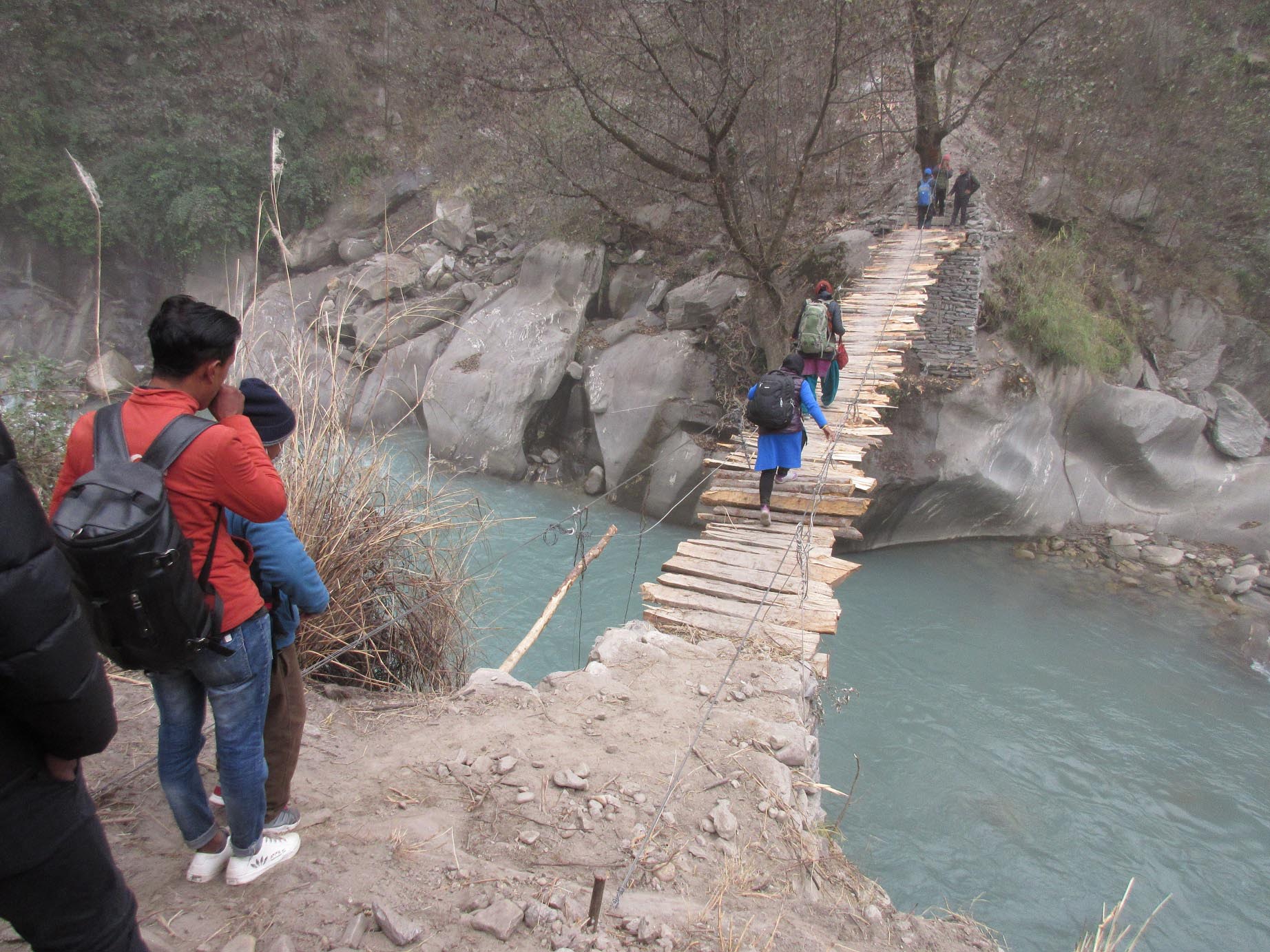 Locals build wooden bridge in Dumling