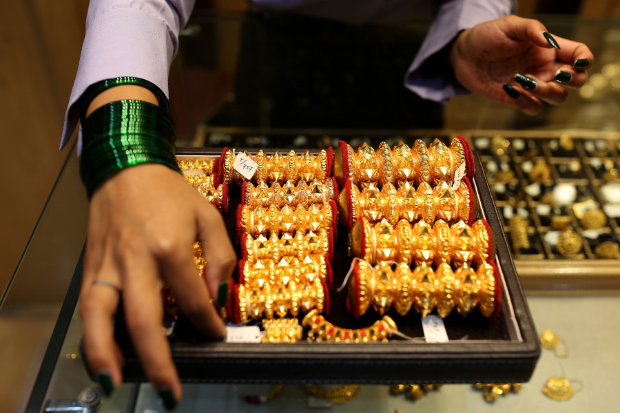 Gold price hits fresh record high, crossing the six-digit mark in the ...