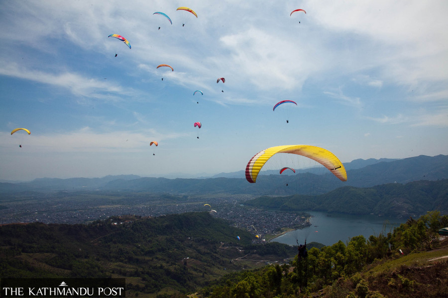 Paragliding suspended after athlete dies