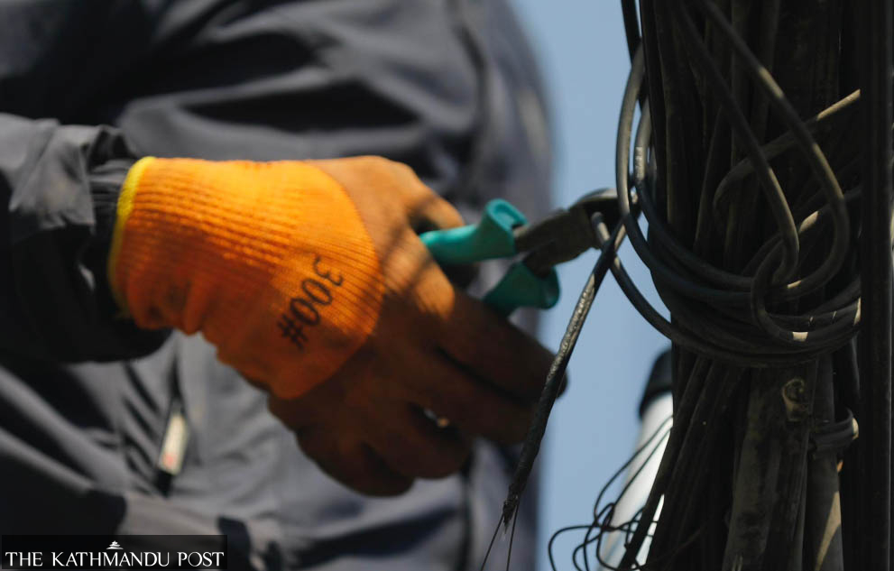 KMC starts removing tangled cables from the streets