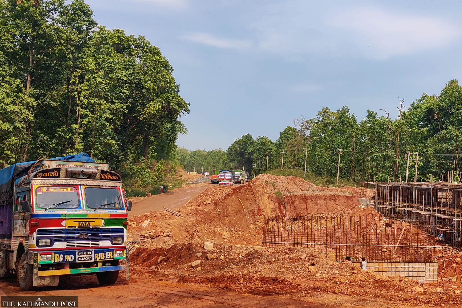Prolonged delay in road widening work worsens dust pollution, traffic jams