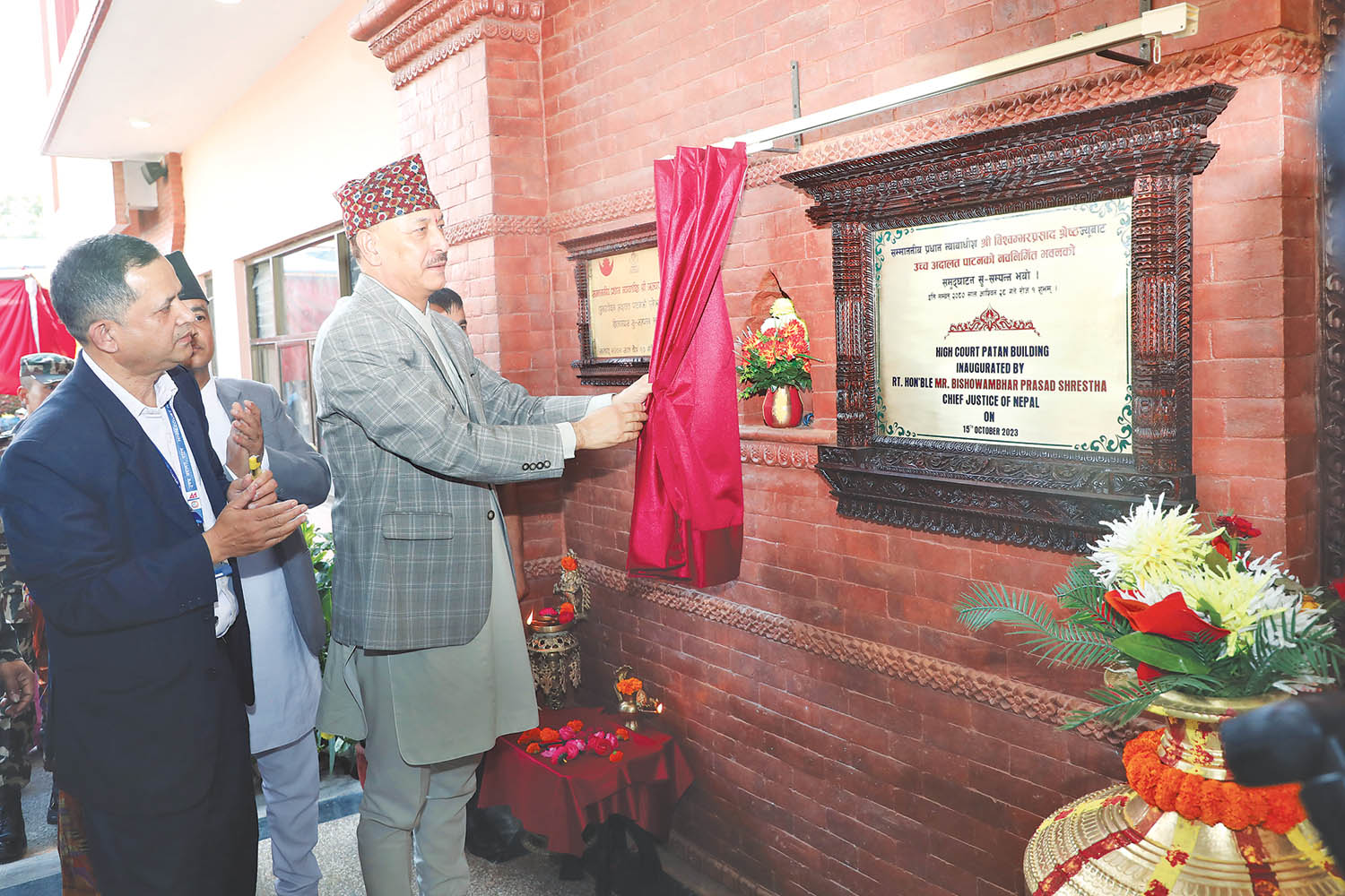 Courts, with huge case backlog, go on two week leave