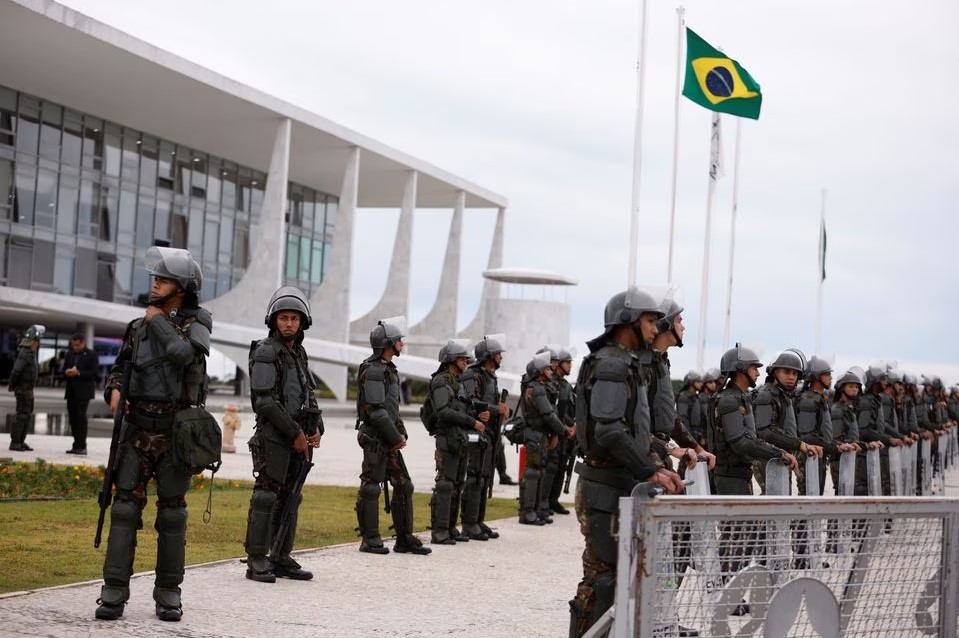 Lula to purge Bolsonaro loyalists from Brazilian security forces after ...