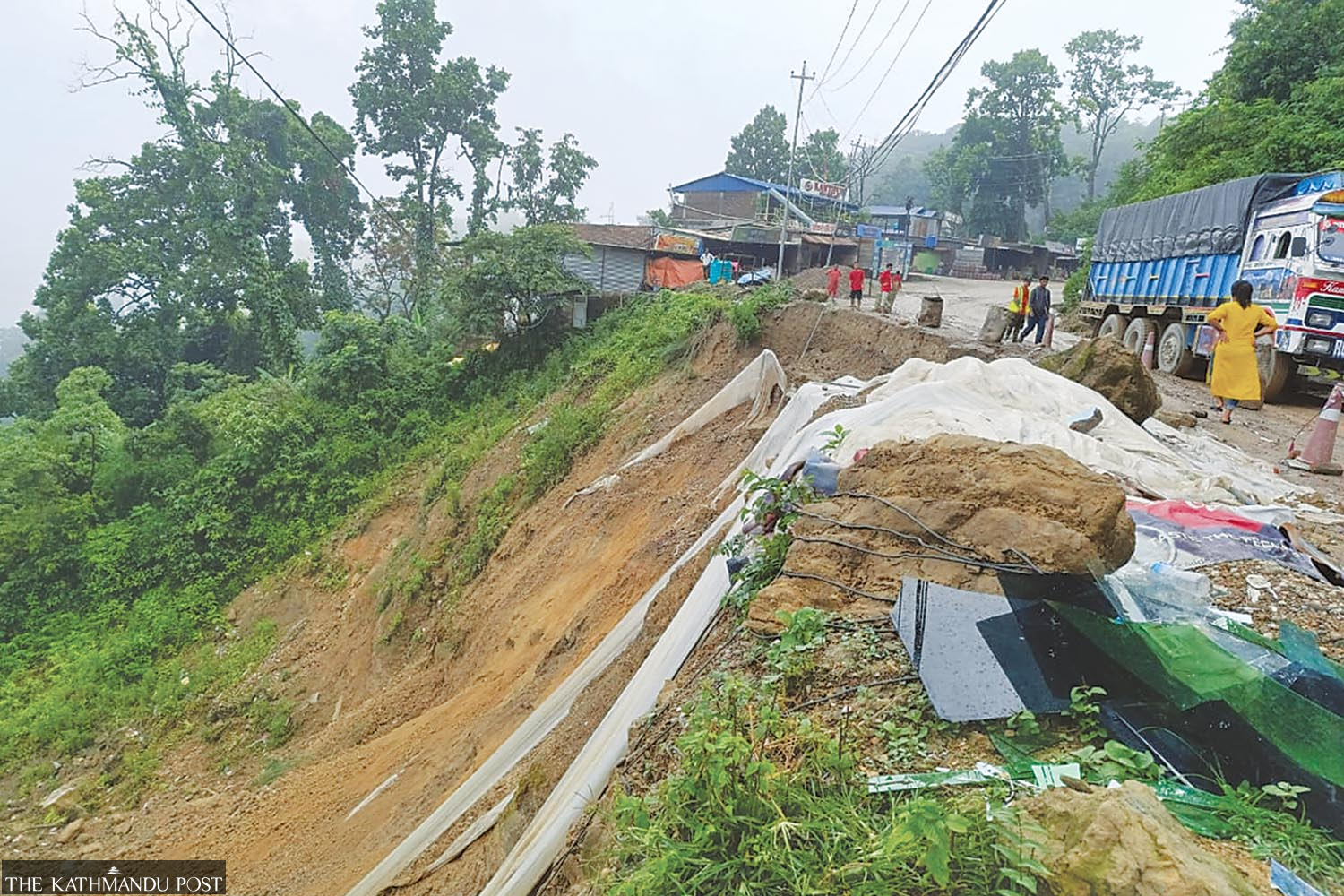Road collapses at Daunne, causing hours-long traffic
