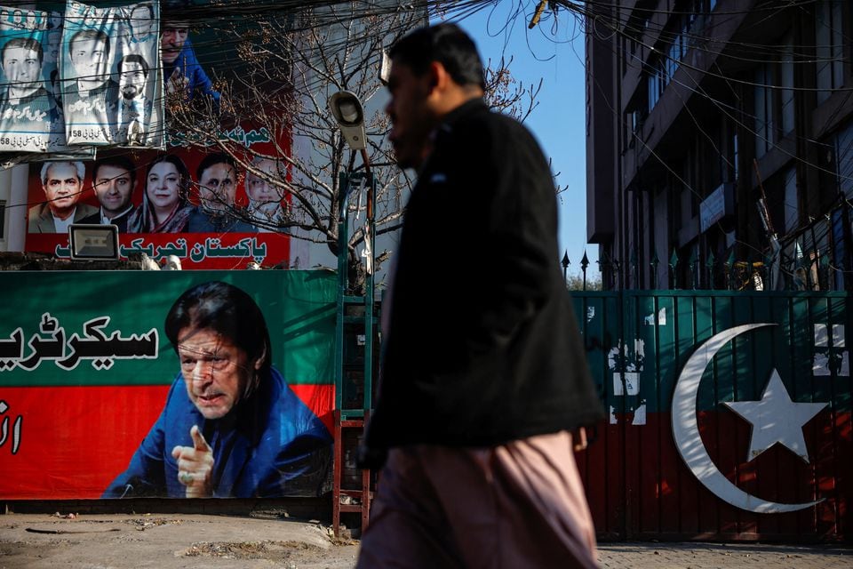 Early Pakistan vote results show rivals neck and neck