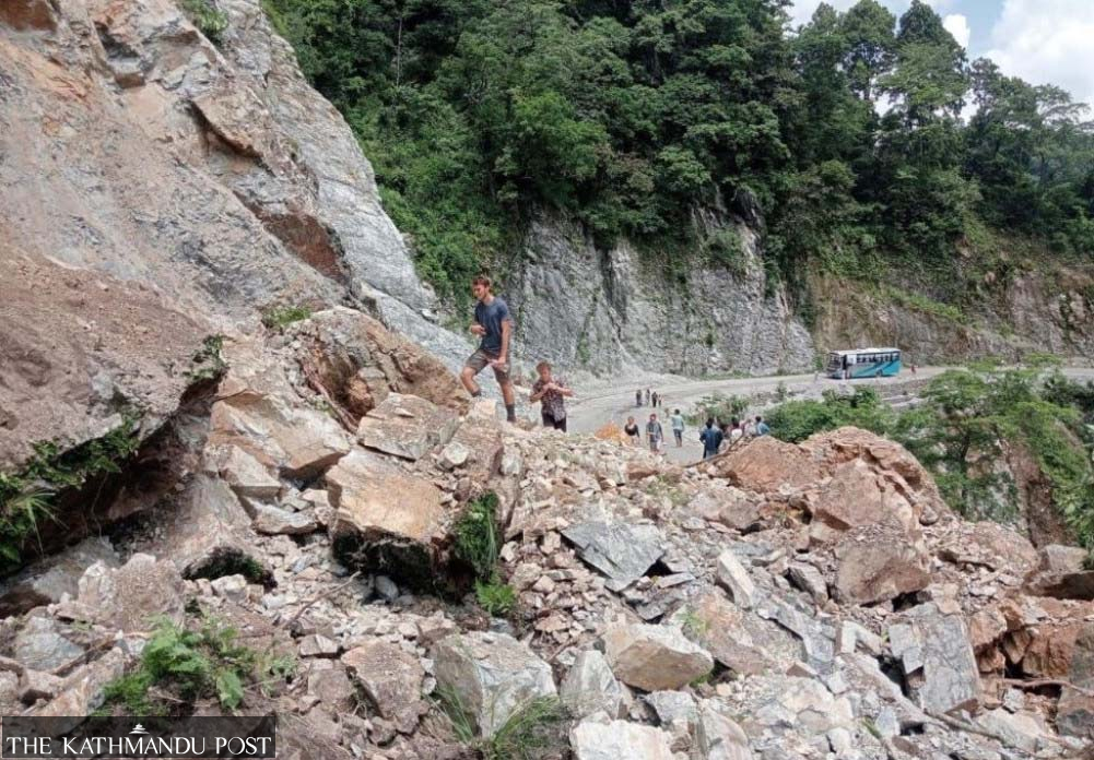 Landslide blocks Kaligandaki Corridor