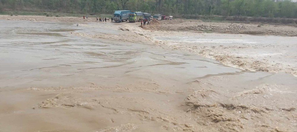 Traffic halted after flood damaged Dumkibas diversion in Binayi River