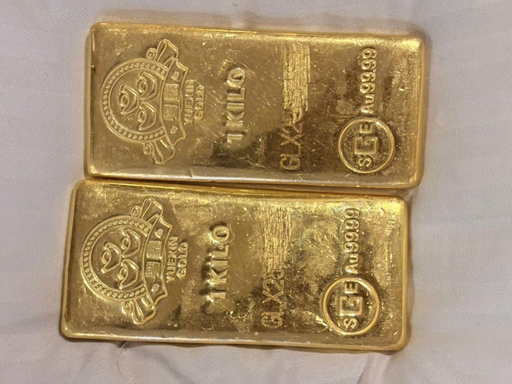 Two Chinese nationals arrested with 2kg gold and cash from Thamel hotel