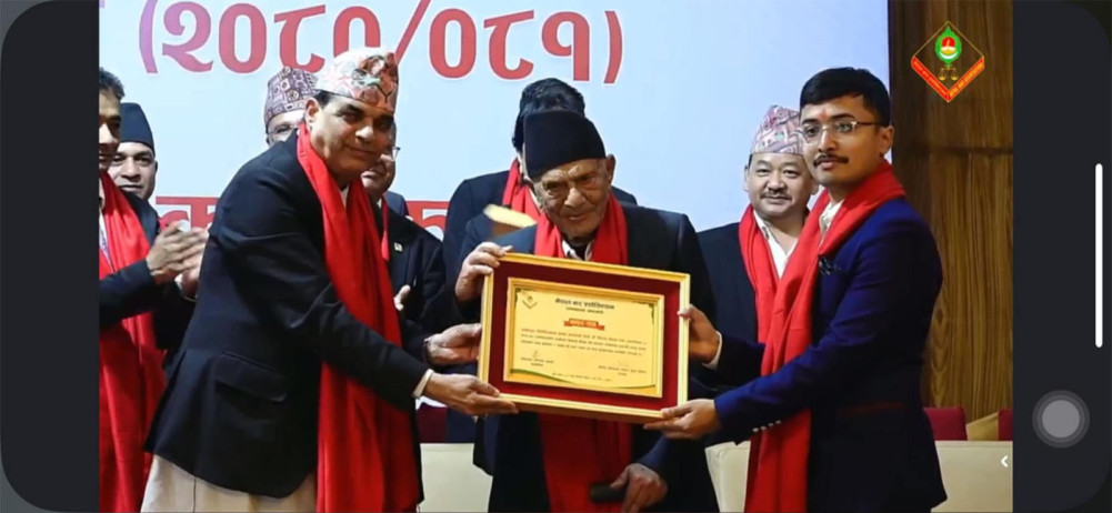 Nepal Bar Association honours Kiran Paudel of Kantipur Television