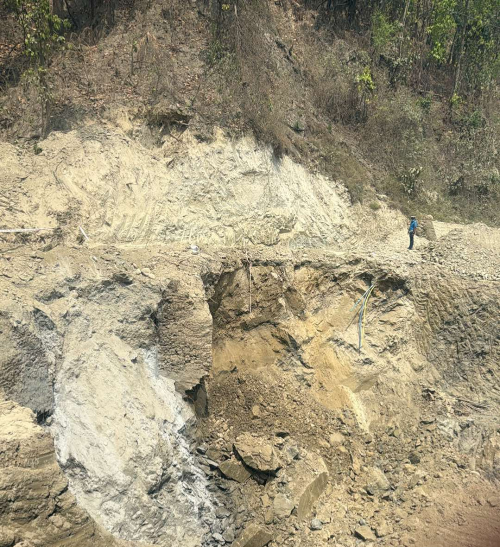 Dry landslide disrupts traffic along Narayanghat–Butwal road